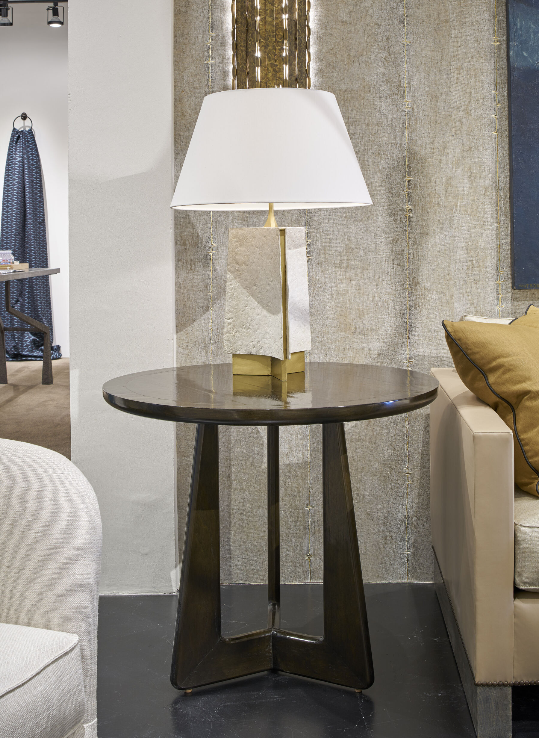 Hansen End Table round | Gregorius Pineo